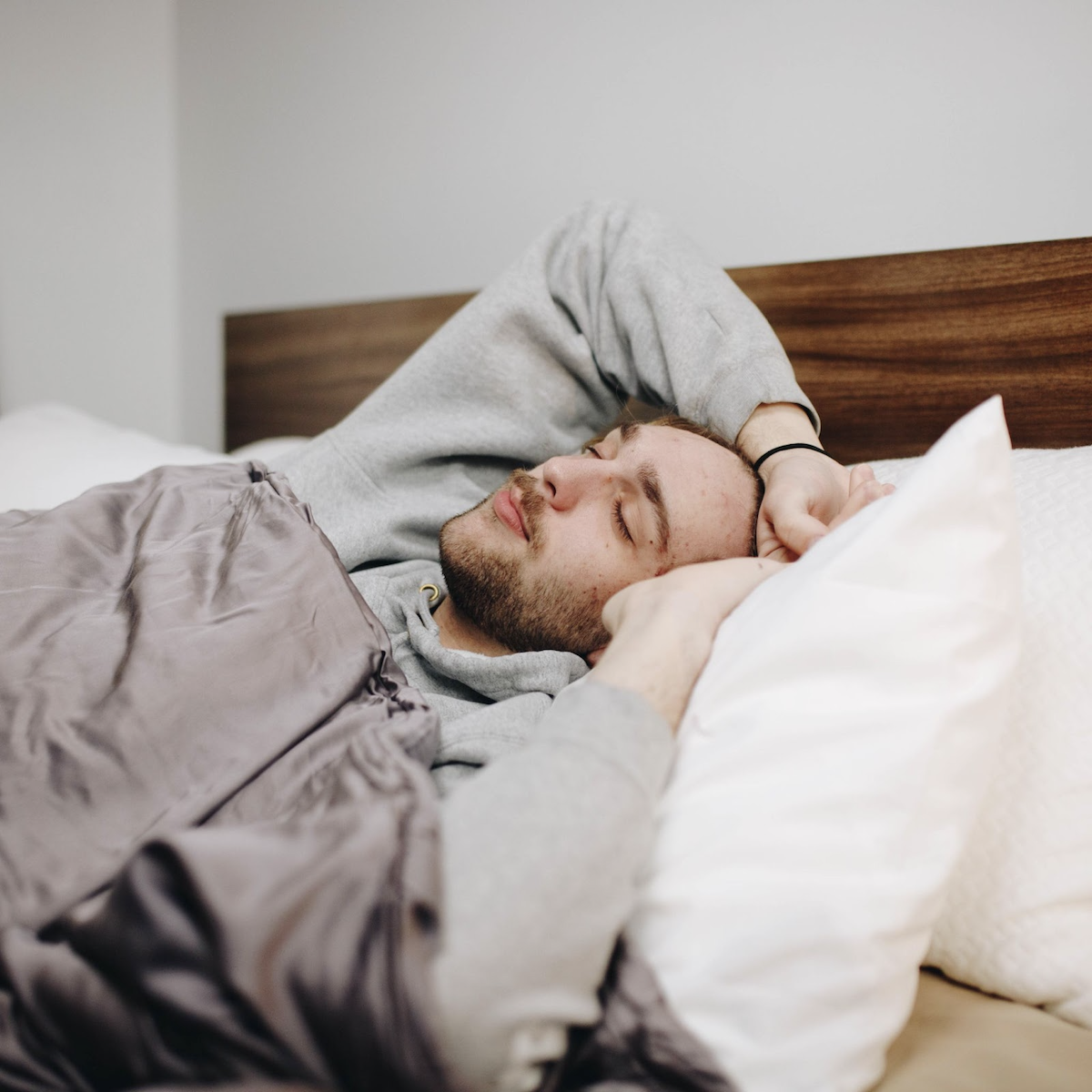 How to Train Yourself to Sleep on Your Back – Hush